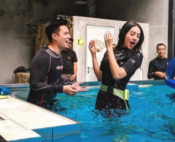 Viral Foto Baim Wong Main Air Bareng Anya Geraldine di Kolam Renang, Netizen Langsung Bilang Ini ...