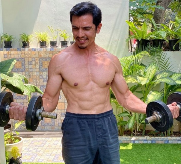 Adrian Maulana Olahraga, Otot Perut dan Urat di Tangan Terlihat, Netizen: Ketampanan Naik 1000 ...