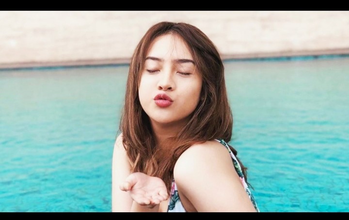 Berenang Menggunakan Bra, Anya Geraldine Sexy, Netizen: Enak Jadi Airnya | RIAU24.COM