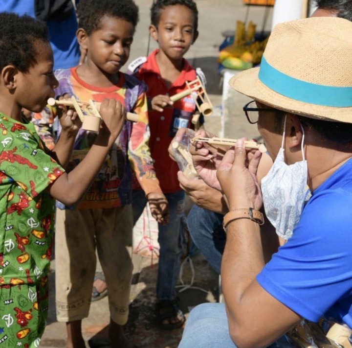 Momen Ridwan Kamil Bagikan Kolotok dan Piriwit Manuk ke Anak-anak Papua ...