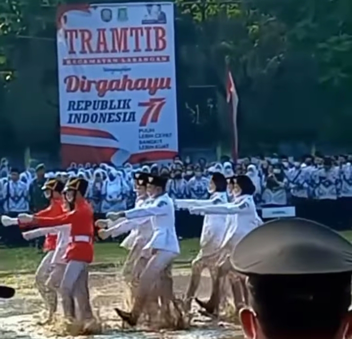 Viral! Anggota Paskibra Jalankan Tugas di Lapangan Becek dan Berlumpur ...