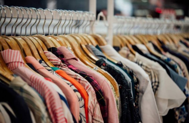 Tips Memilih Baju Bekas di Thrift Shop dan Offline Tapi Masih Terlihat ...