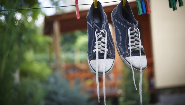 Ogah Kaki Bau dan Jamuran? Ini Cara Cepat Bersihkan Sepatu Usai ...