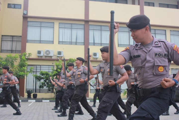 Buntut Penyalahgunaan Senpi, Polisi Disarankan Pakai Pentungan | RIAU24.COM