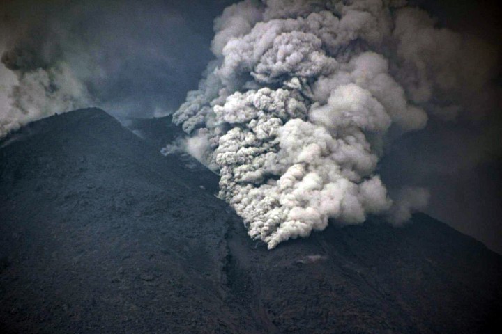 Gunung Lewotobi Laki-laki Erupsi Berkali-kali, Semburkan Abu Vulkanik 1,6 KM | RIAU24.COM
