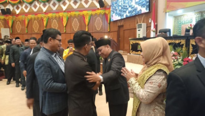 Ade Firmansyah dan Siti Zulaikha Resmi Dilantik sebagai Anggota DPRD Riau | RIAU24.COM