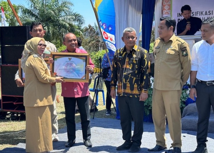 PT RAPP Terima Penghargaan Bapak Asuh Stunting dari Pemkab Kampar | RIAU24.COM